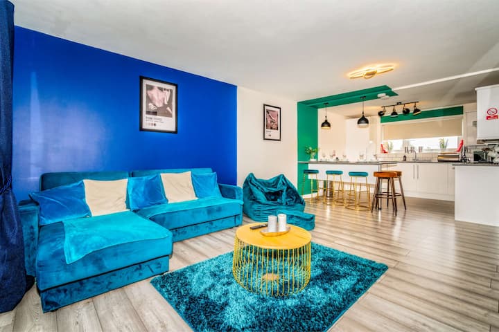 Sleek And Stylish 3 Bed In Greenock - Sleeps 8 - Loch Lomond