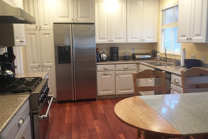 Wonderful Family Home In Great Neighborhood - Oakland, CA