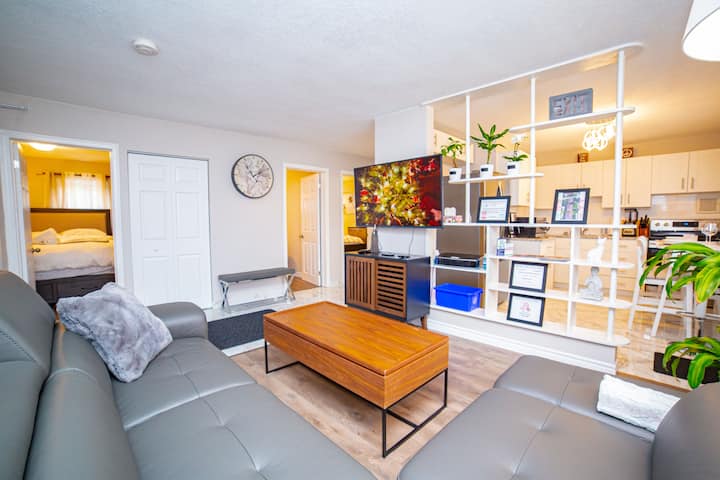 Modern 3 Bed Condo Near Argyle Mall+ Free Parking - London