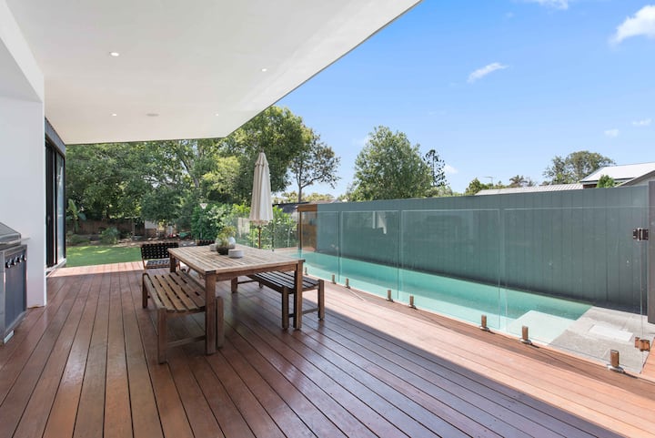 Bright Queenslander With Pool & Modern Extension - Brisbane