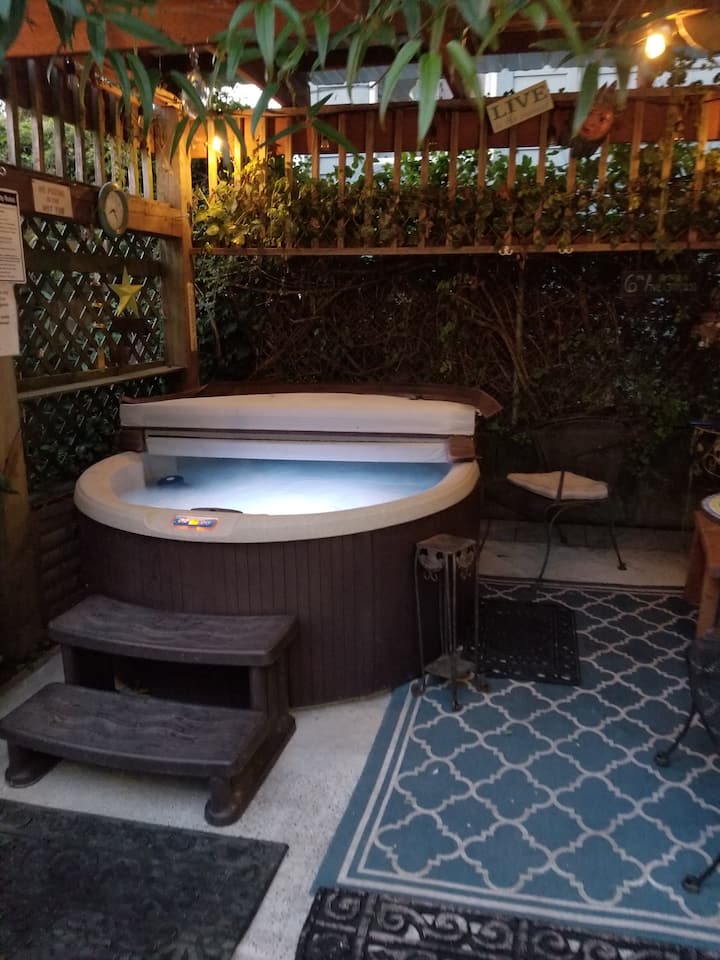 Venus Apartment 6th Ave *Hot Tub* Relaxing - Tacoma, WA