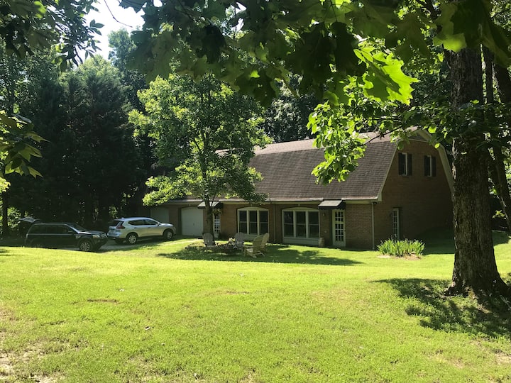 Fork Inn's Blackberry House - Patriot Room - Fairview, TN