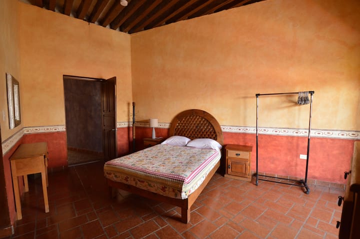 Hab11 En El Centro Con Balcón Y Baño Privado Fuera - Querétaro