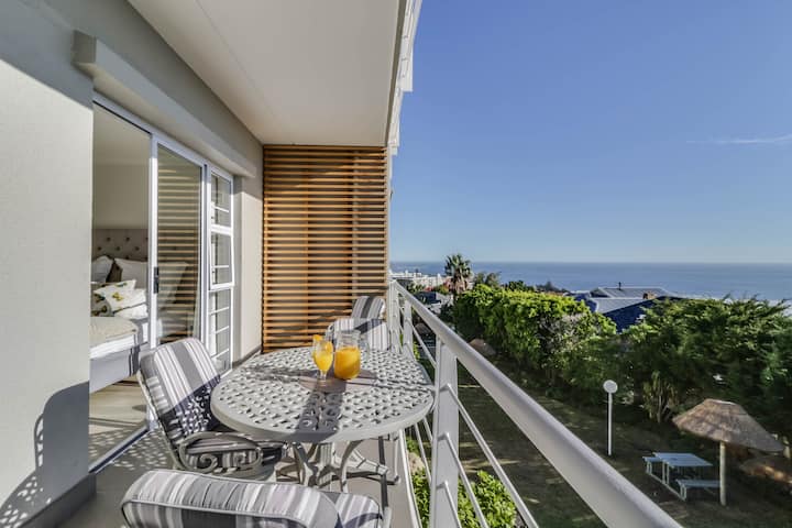 Stunning Ocean & Mountain Views - Camps Bay Apt - Camps Bay