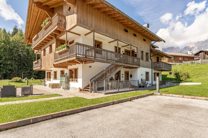 Chalet In Cortina D'ampezzo, Dolomiti; - Misurina