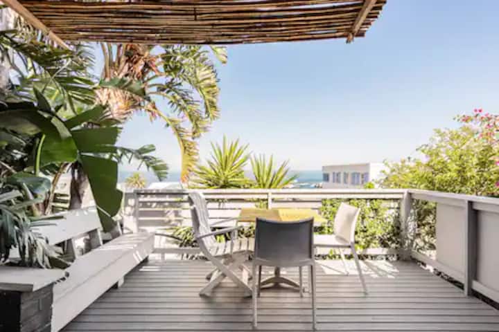Bakoven, "Beachfront" Apartment, Private Sundeck. - Camps Bay