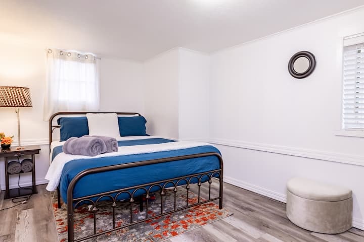 Comfy Historic Apartment In Oc - Oregon