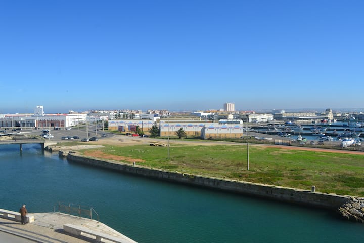 Portinho Do Meio, No Centro Da Cidade - Peniche