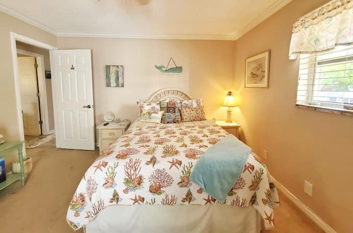 Private Tropical Retreat ~ Heated Pool & Hot Tub!* - Boynton Beach, FL