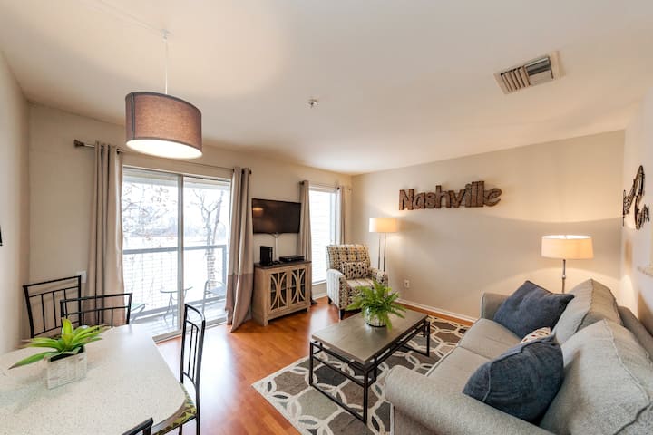 Urban Cozy Condo For 4 | Pool, Gym, Parking, Views - Nashville, TN