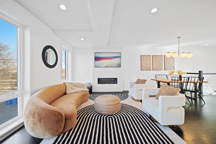 Casanova Modern City Living - Chicago, IL