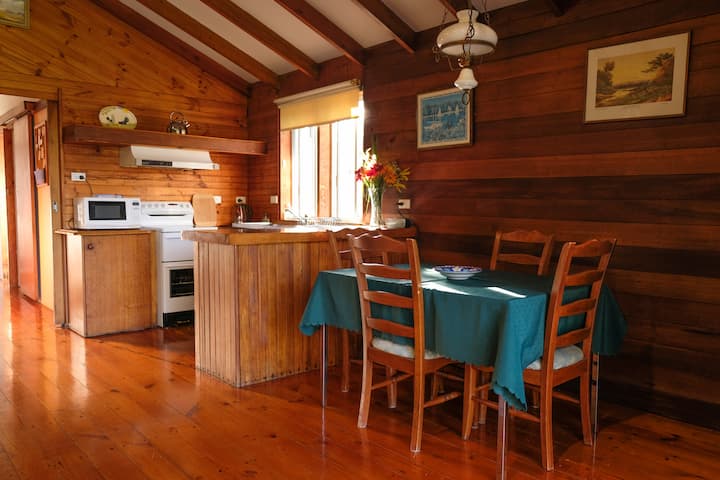 Eagle Point Lakeside Cottage - Bairnsdale