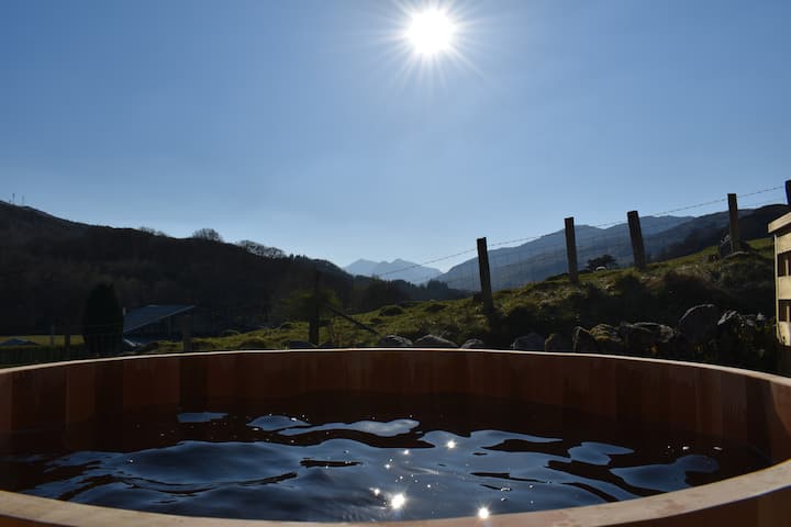 Superb Cedar Hot Tub Cottage With Snowdon Views! - Betws-y-Coed