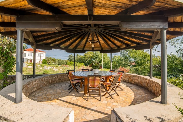 Apartment Sara With A Nice Garden - Verbenico