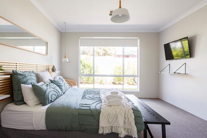 Amazing Group Stay! 2 Kitchens, 6 B/r,4 Bathrooms! - Western Australia