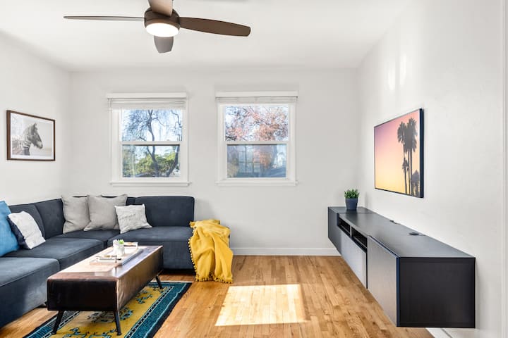 Top Floor Apt W/ Desk Space And Full Kitchen - Long Beach, CA