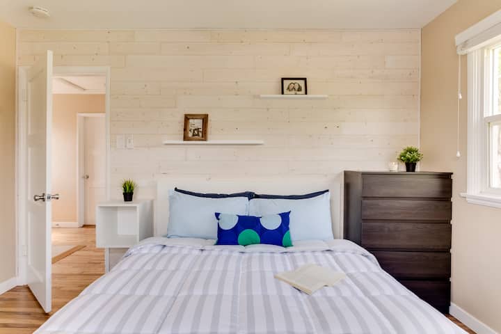 Top Floor, 1-br W/ Desk Space And Full Kitchen - Long Beach, CA