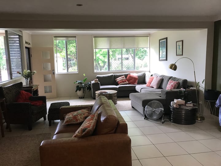 Spacious 4 Bedroom Home - Close To Everything. - Nerang