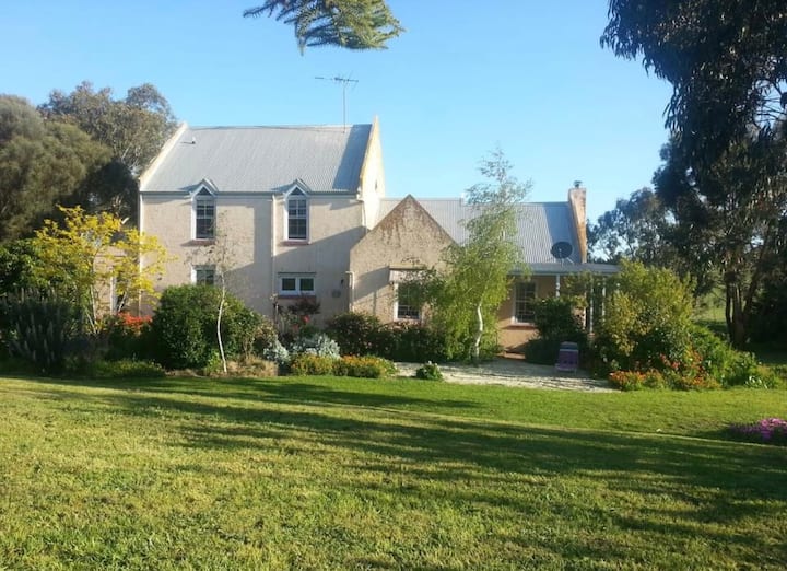 Barrabool Hills Retreat. Queen Bedroom 1. - 절롱