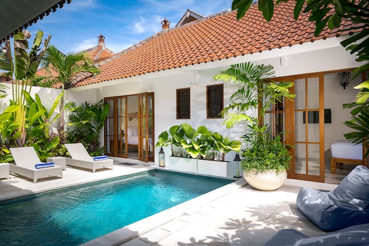 Lavish Villa Wahah Steps To Seminyak Mall & Beach - 세미냑