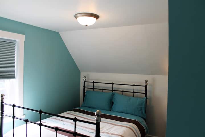 Heritage Home  Private Bedroom Ensuite & Breakfast - Nanton