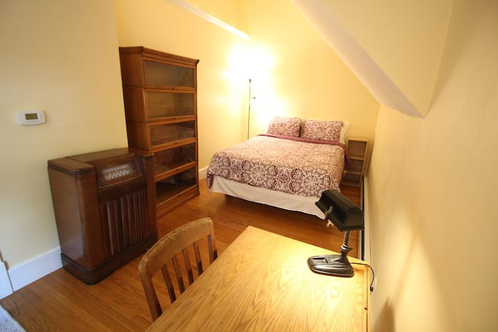 Large Sunny Bedroom 3 Blocks From Campus - Urbana, IL