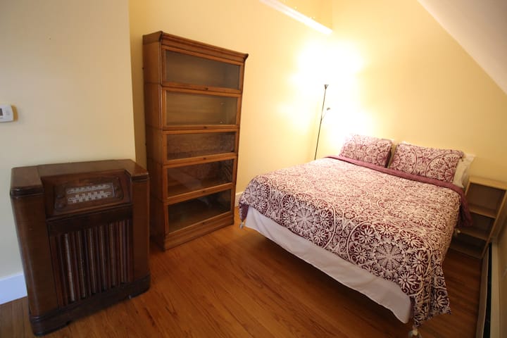 Large Sunny Bedroom 3 Blocks From Campus - Champaign