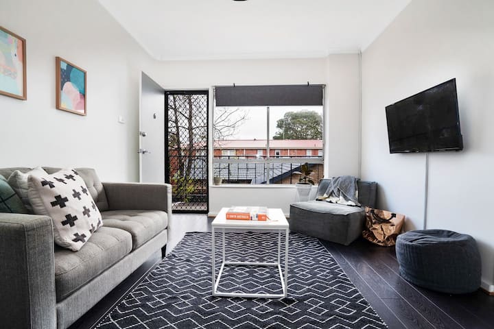 Professional Apartment Minutes From City - Adelaida