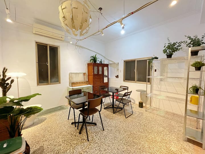 林叨旅宿 / Room 301四人冷暖套房(此為僅2人入住時優惠/僅開放一張雙人床) 神農街145號 - Tainan City