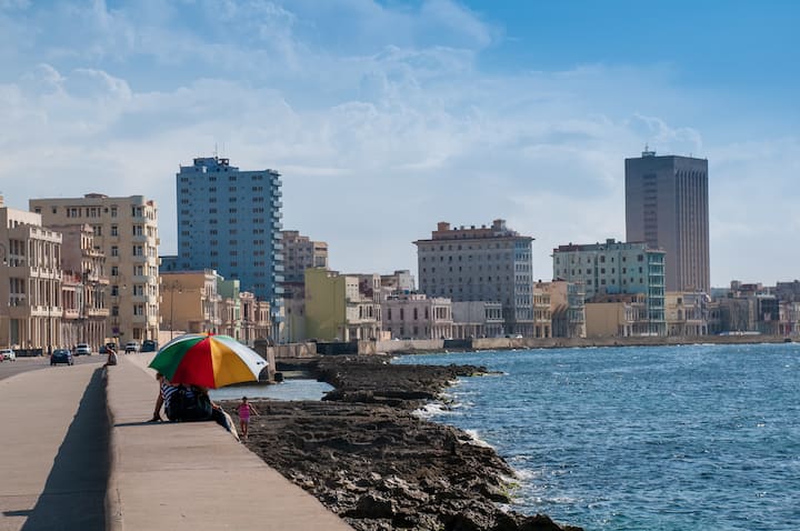 Affordable Ocean Home Near Hotel Nacional - ハバナ