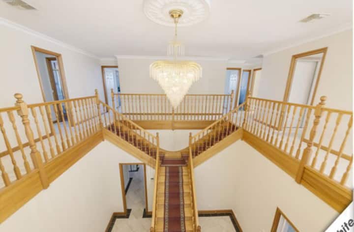 Fully Furnished Spacious 4 Bed 4 Bath Townhouse - Canberra