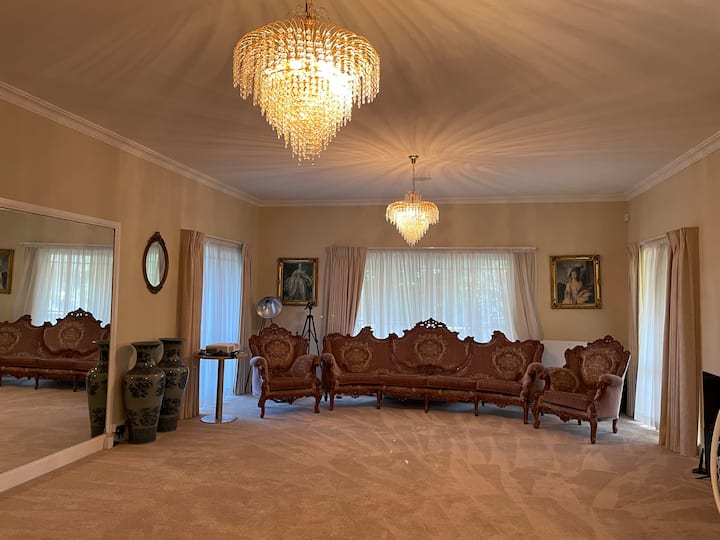 Fully Furnished Spacious 4 Bed 4 Bath Townhouse - Canberra