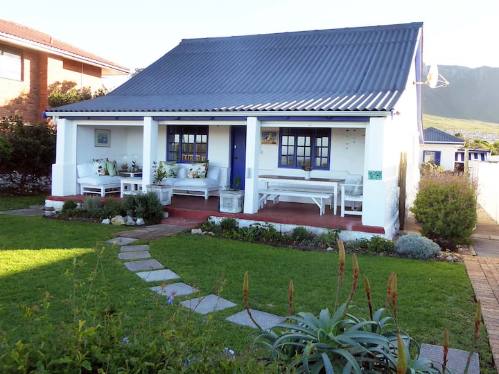 Seafront Historical Cottage, 24 Lower Beach Road - Kleinmond