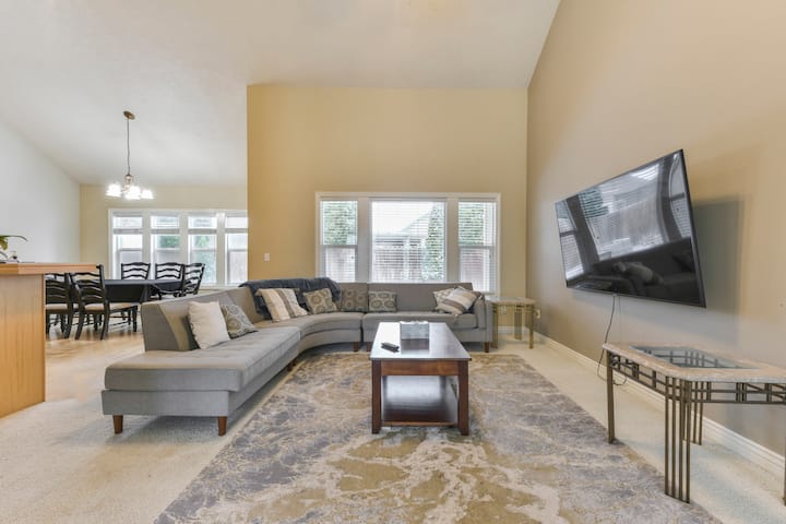 Cheerful 4-bedroom Home With Indoor Fireplace - Boise