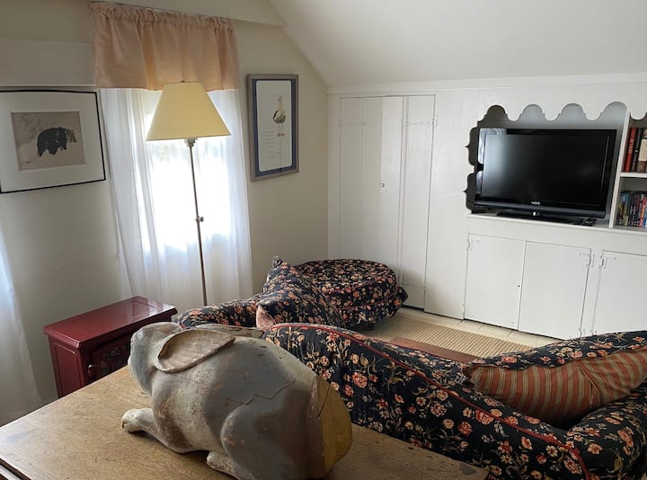 Intown Camden, 2 Bedroom, 2nd Floor, Own Entrance - Camden, ME