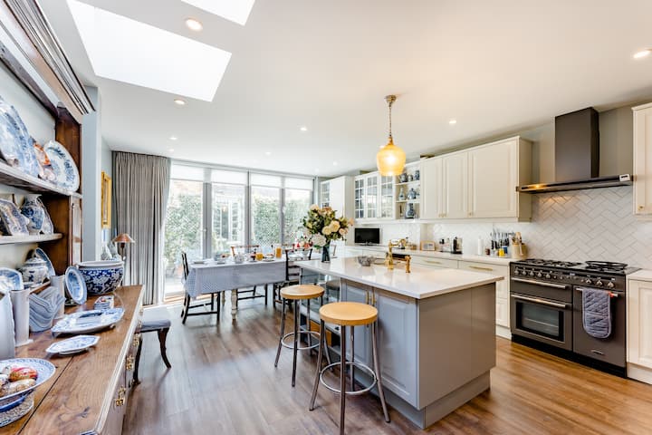 Charming Bedroom Suite With Private Sitting Room And Terrace - London