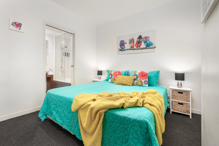 2br 'Rainbow Bright' Views, Parking-sleeps 5 - Melbourne
