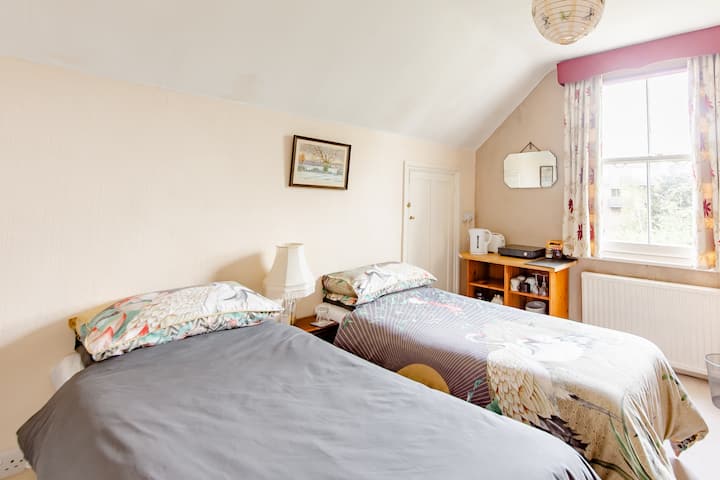 Small Self Contained Apartment At Top Of My House - Aéroport de Londres City (LCY)