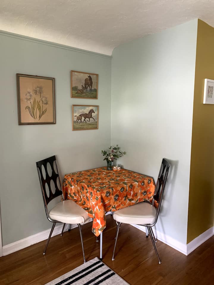 Colorful + Cozy Guest Suite - Near Downtown + Cvnp - Parma, OH