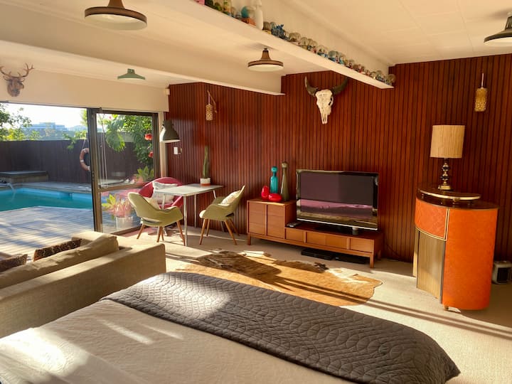 Retro Poolside Oasis - Auckland