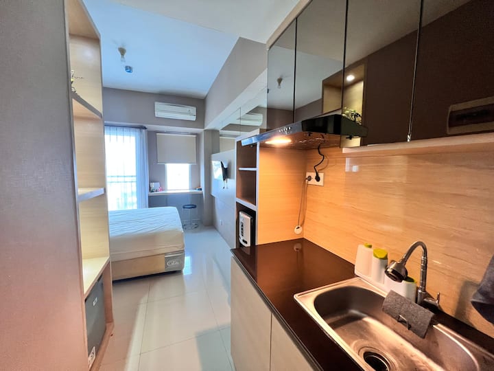 Modern Minimalist Studio Apartment Above Supermall - スラバヤ