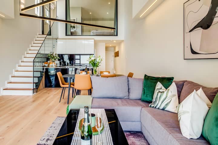 Sunny, Ocean Facing Double Volume Penthouse - Cape Town