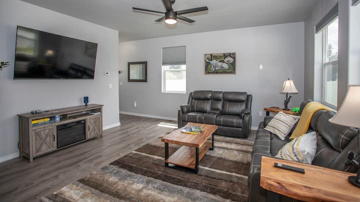 Lone Pine Retreat - W/ New Hot Tub 3br/2.5 Bath - Kalispell, MT