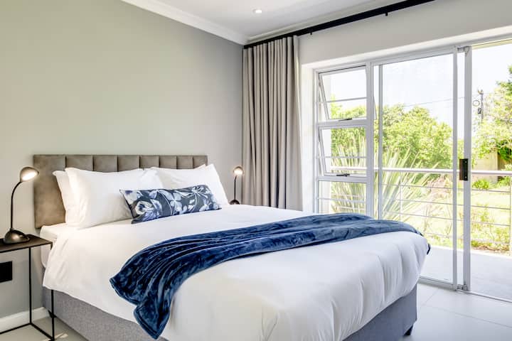 Newly Renovated And Stylishly Furnished Apartment - Cape Town