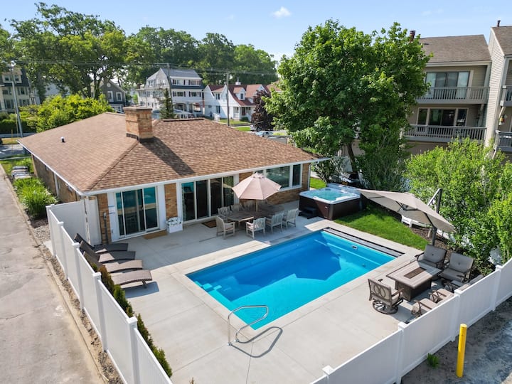Luxury Beach House With New Pool, Hot Tub And Yard - South Haven