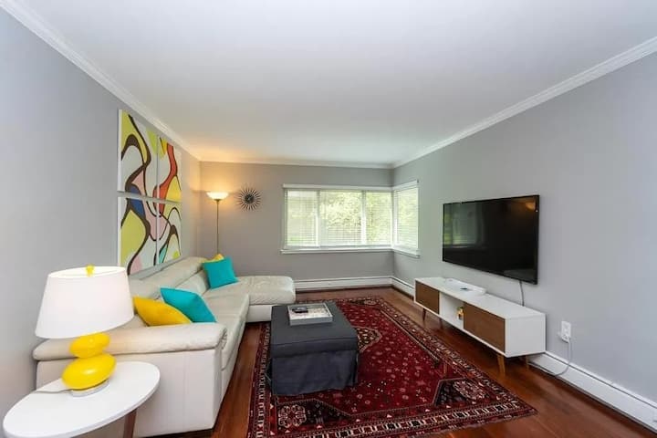 Steps To Convention | Walk To Pike Place & Amazon - Woodland Park Zoo, Seattle