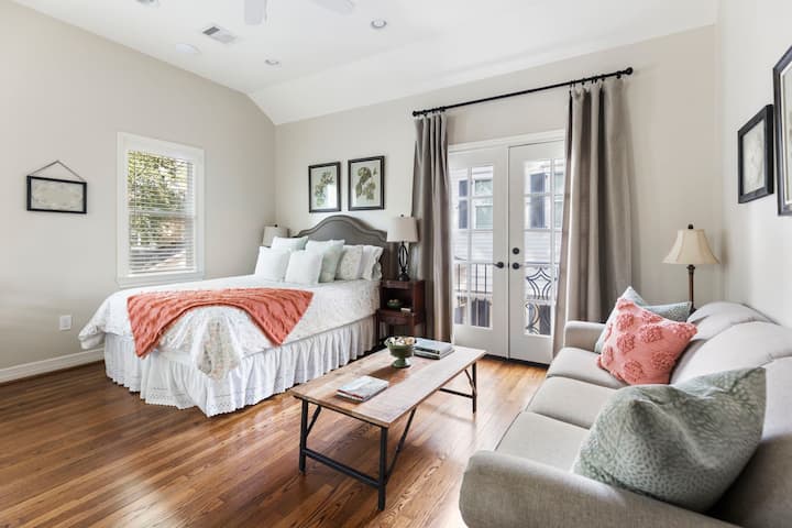Beautiful Garden Oaks / Oak Forest Apartment - Houston, TX