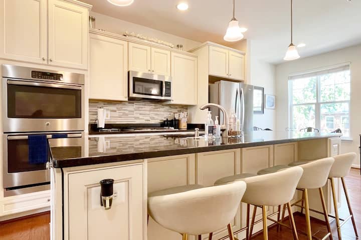 Quiet, Modern, And Fully Equipped 3br & 3ba In Dc - Washington, DC