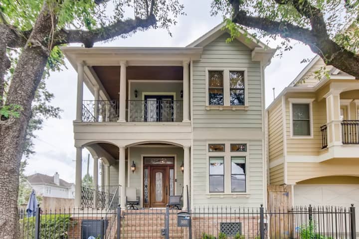 Large Central Located Heights Home, Putting Green - Houston, TX
