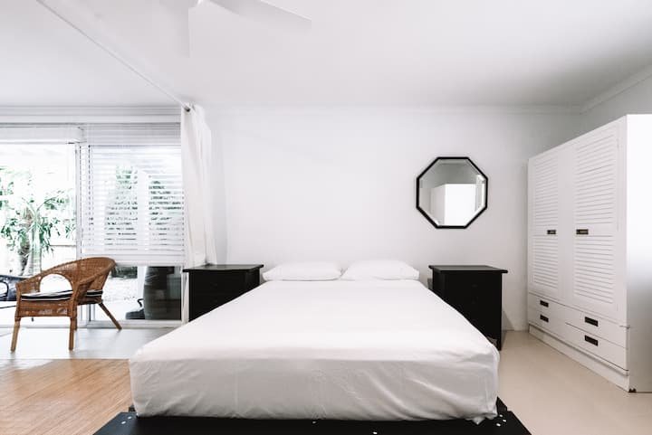 River House With Water Views From Large Entertaining Decks. Jetty Out Front - Noosa